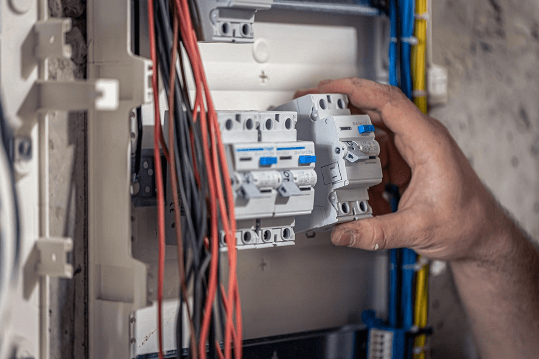 Circuit Breaker Installation: How to Install a Circuit Breaker | Renogy US